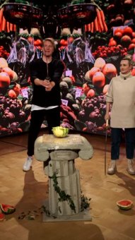 Ari vs. Marc: Halbiere die Melone | Das schaffst du nie! #shorts